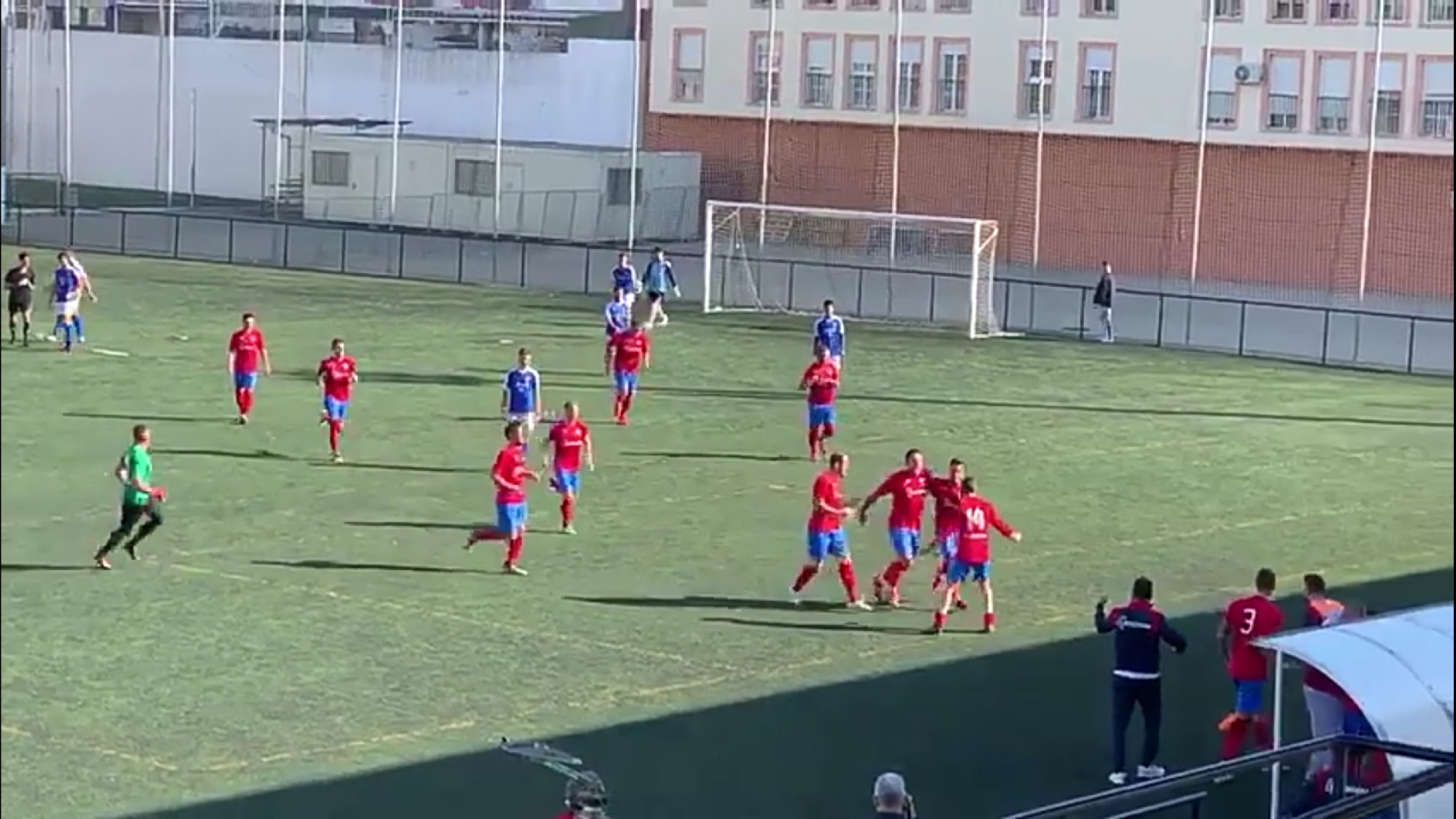 El CD Guadiaro vence (0-2) frente al San Fernando Isleño, y prolonga su mandato en Segunda ...